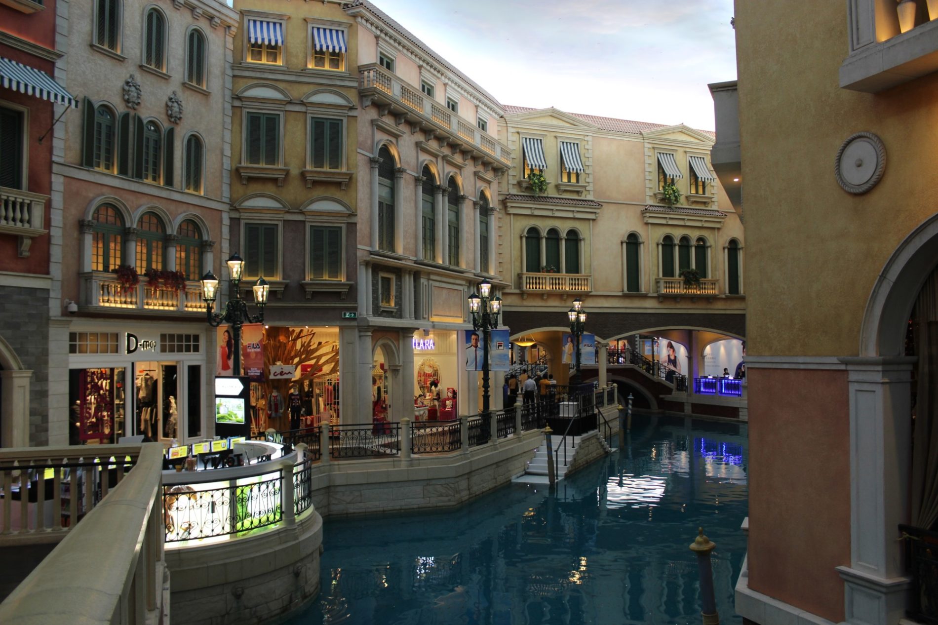 MACAU'S GAMBLING PARADISE - WONDERLUST